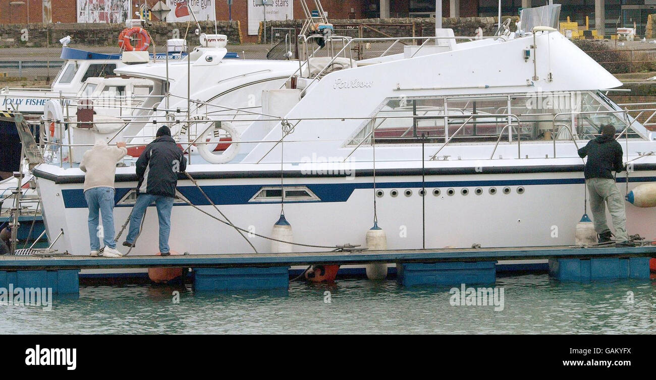 Sailors put in storm cables to secure their boat in the Dover Marina ...