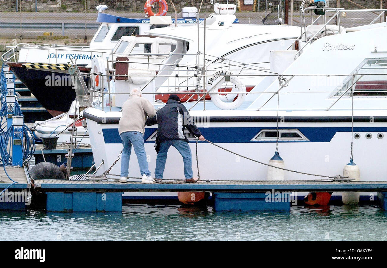 Sailors put in storm cables to secure their boat in the Dover Marina ...