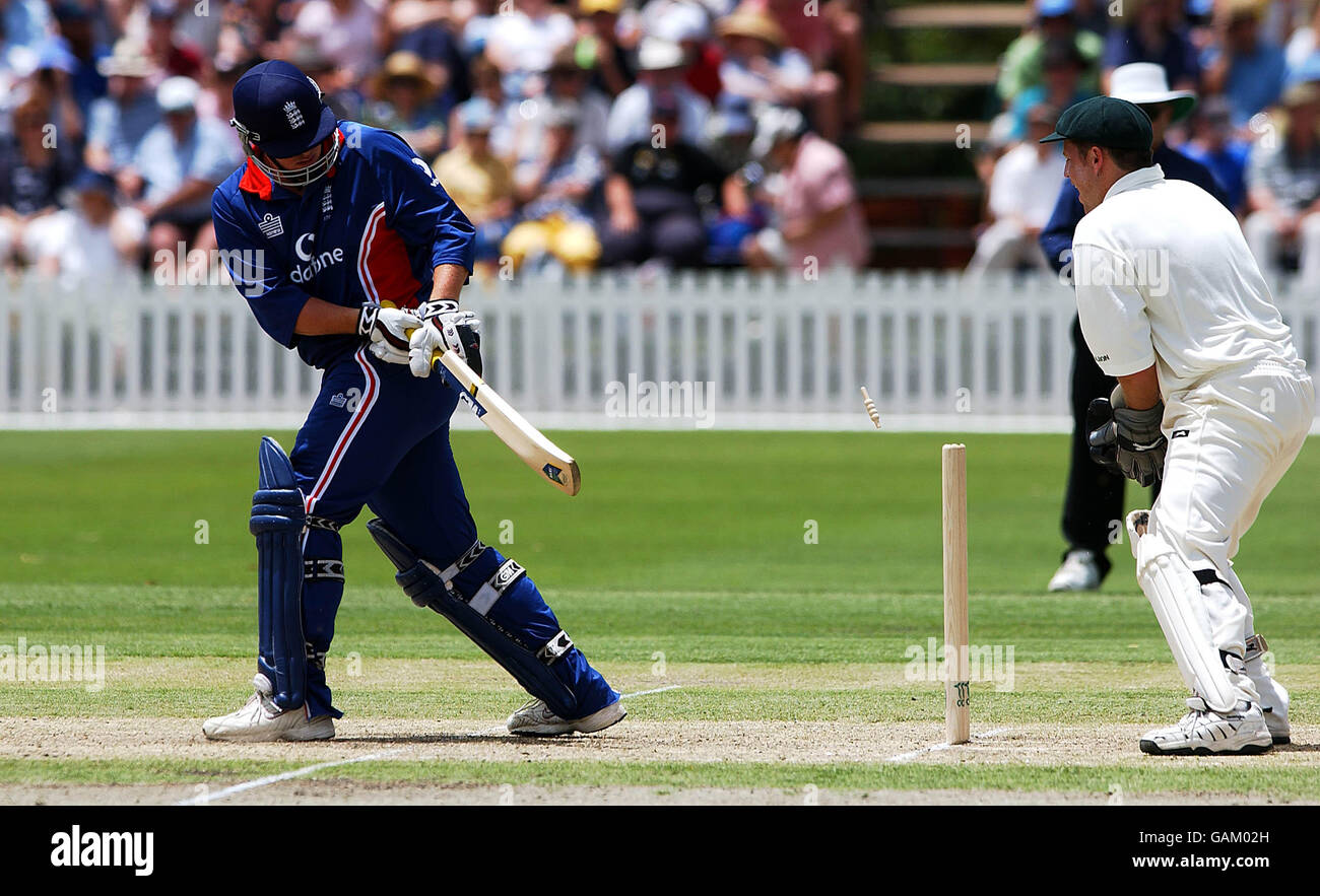 Reverse sweep cricket hi-res stock photography and images - Alamy