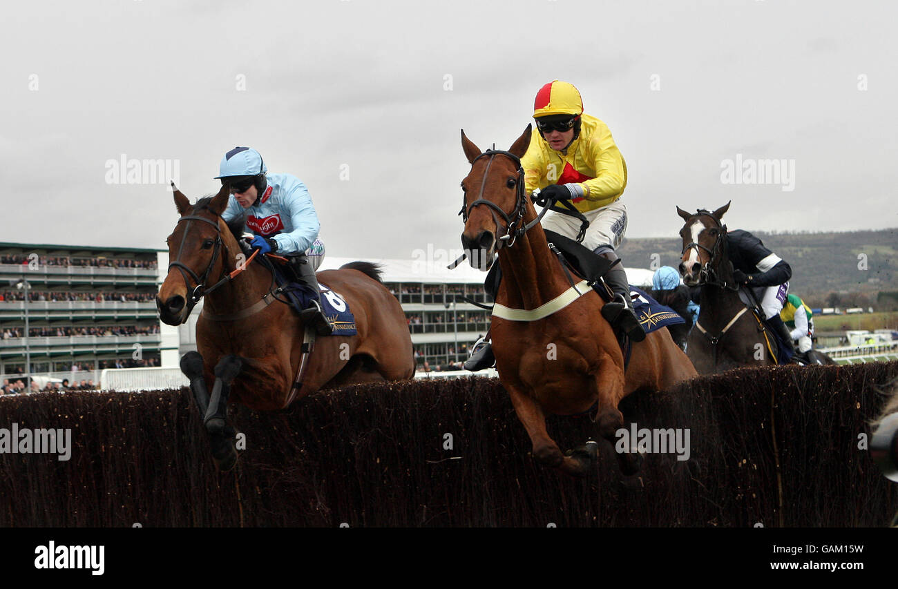 Jockey Joe Tizzard on Joe Lively (yellow /red) from Sam Thomas on ...