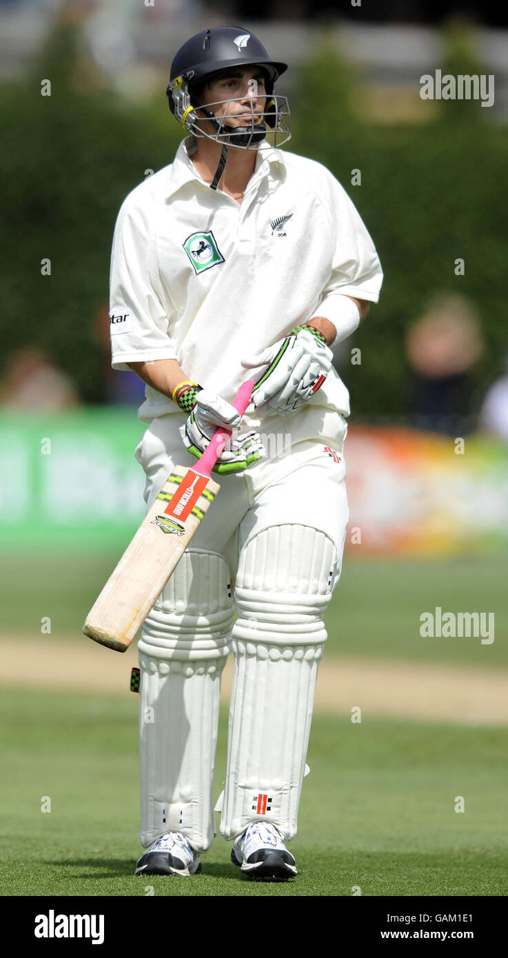 New Zealand's Mathew Sinclair returns to the pavilion after scoring 9 ...