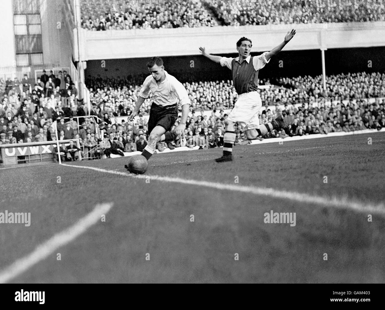 Arsenal's Ray Bowden (r) appeals to the referee as Middlesbrough's ...
