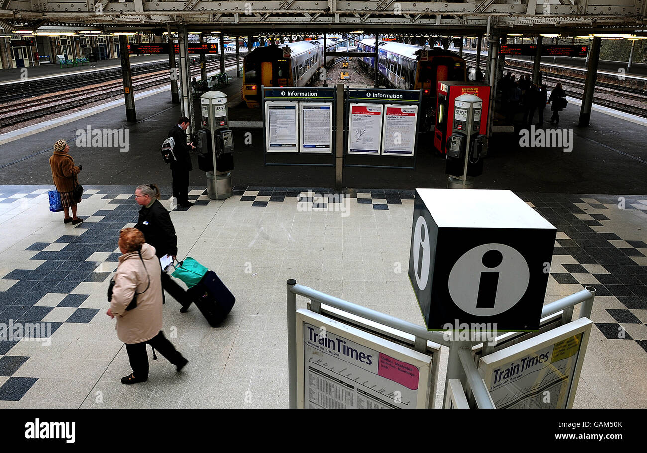 Train signs at sheffield station hi-res stock photography and images ...