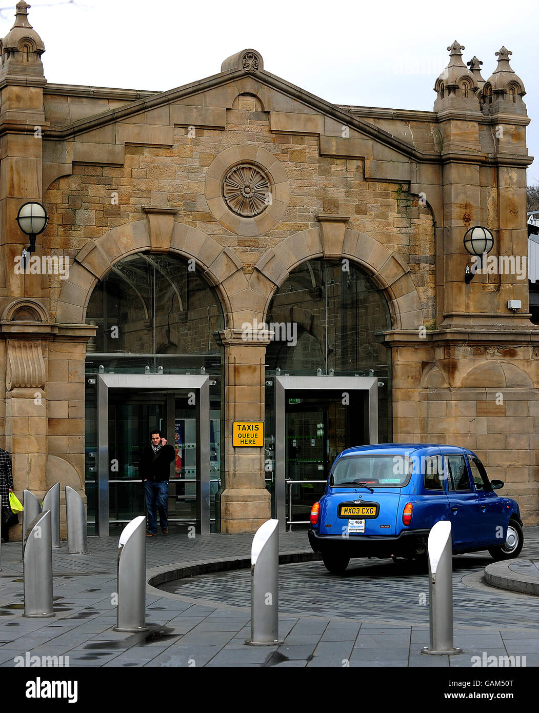 Sheffield station front hi-res stock photography and images - Alamy