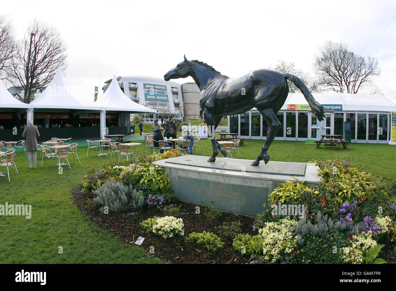 The statue of red rum at aintree racecourse hi-res stock photography ...