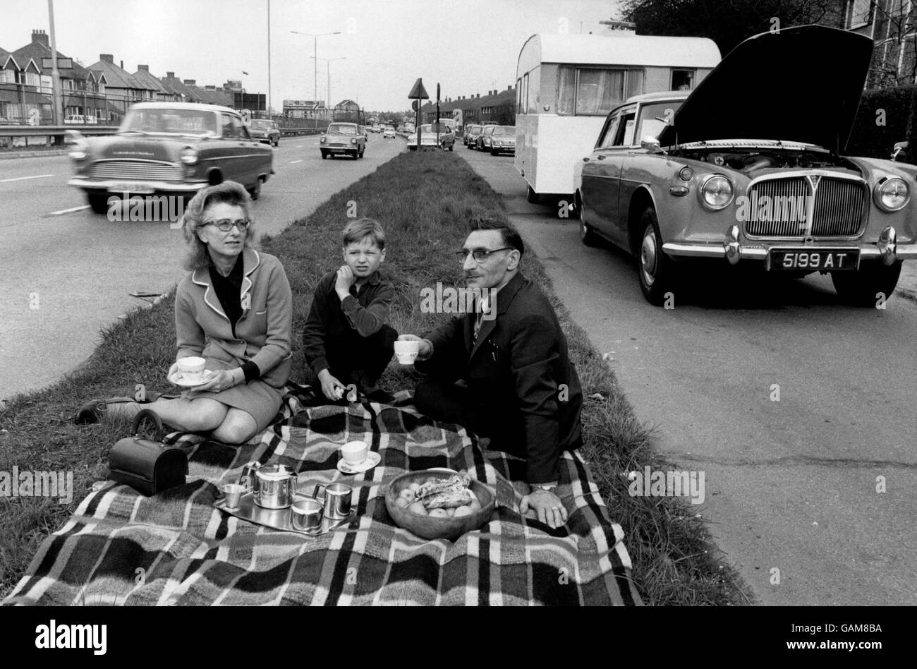 1972 uk family hi-res stock photography and images - Alamy