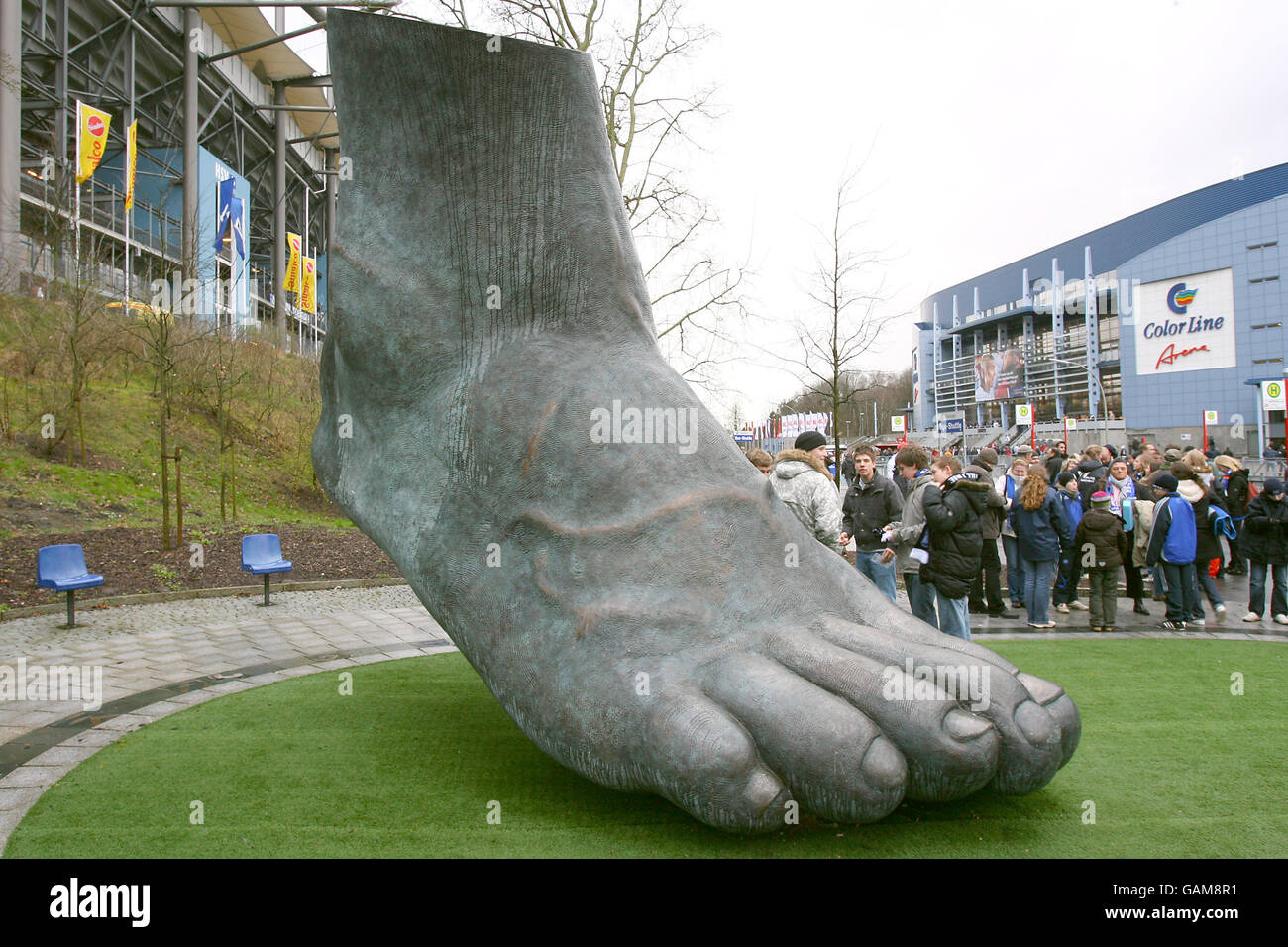 A statue of Uwe Seeler's foot stands proudly outside the stadium ...