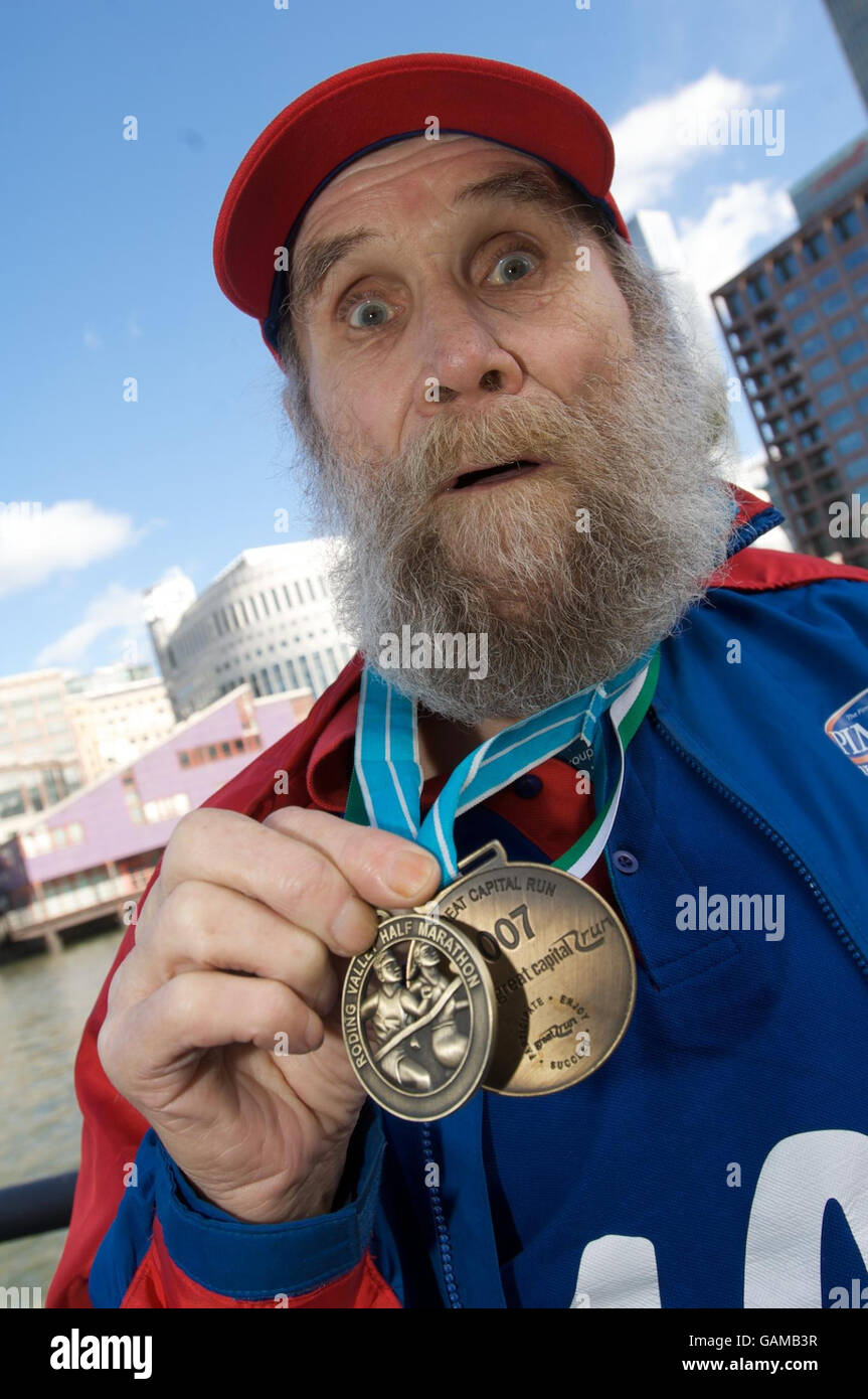 101 year old runner buster martin outside the city pride pub hi-res ...