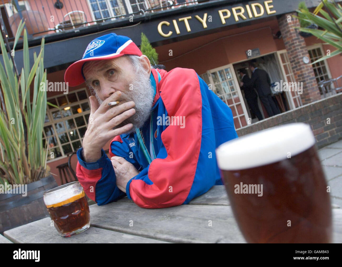 101 year old runner buster martin outside city pride pub hi-res stock ...