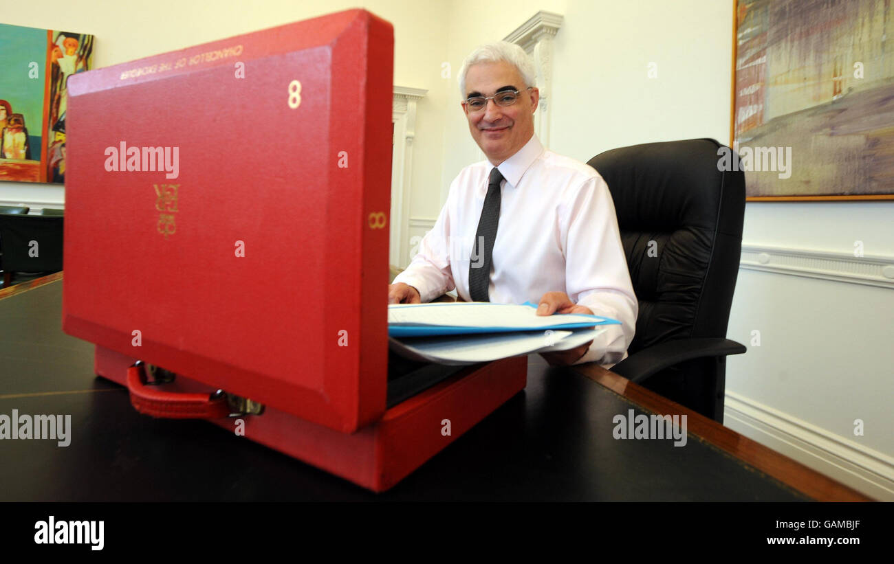 New ministerial red box hi-res stock photography and images - Alamy