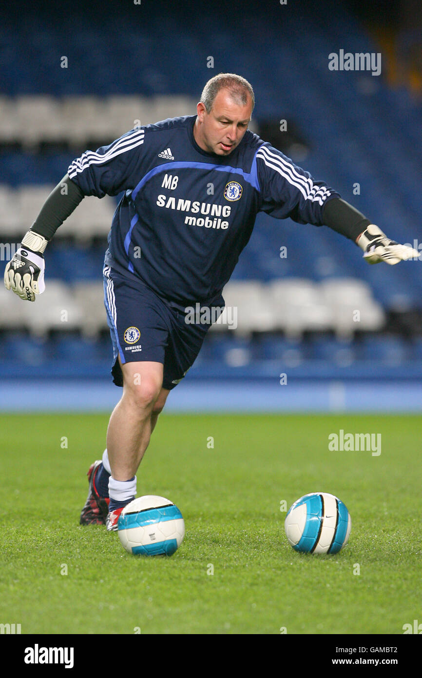 Chelsea reserve team academy goalkeeper coach hi-res stock photography ...