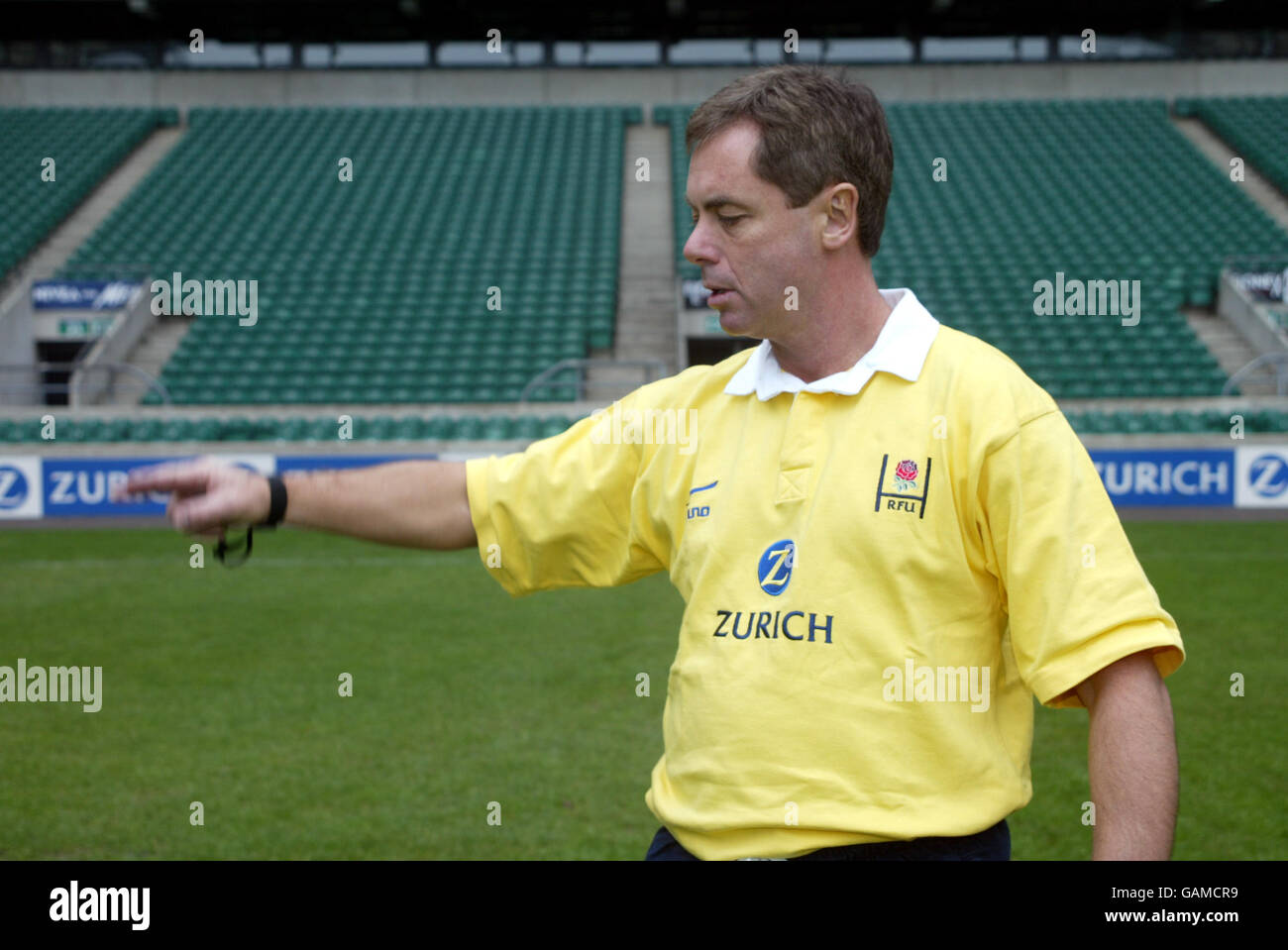 Rugby union referee signals hi-res stock photography and images - Alamy