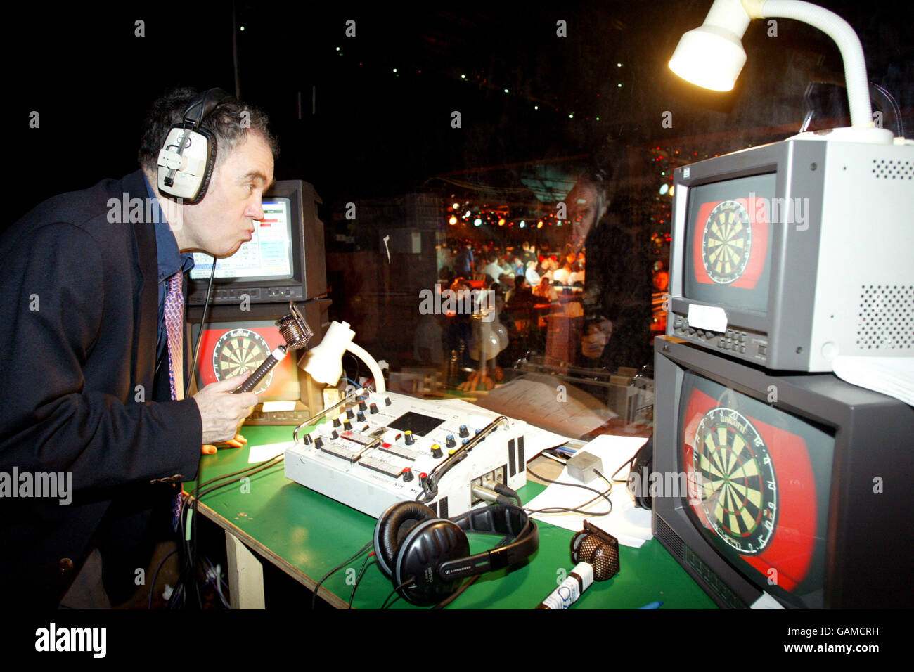 Sky Sports commentator Sid Waddell in the commentary position Stock ...