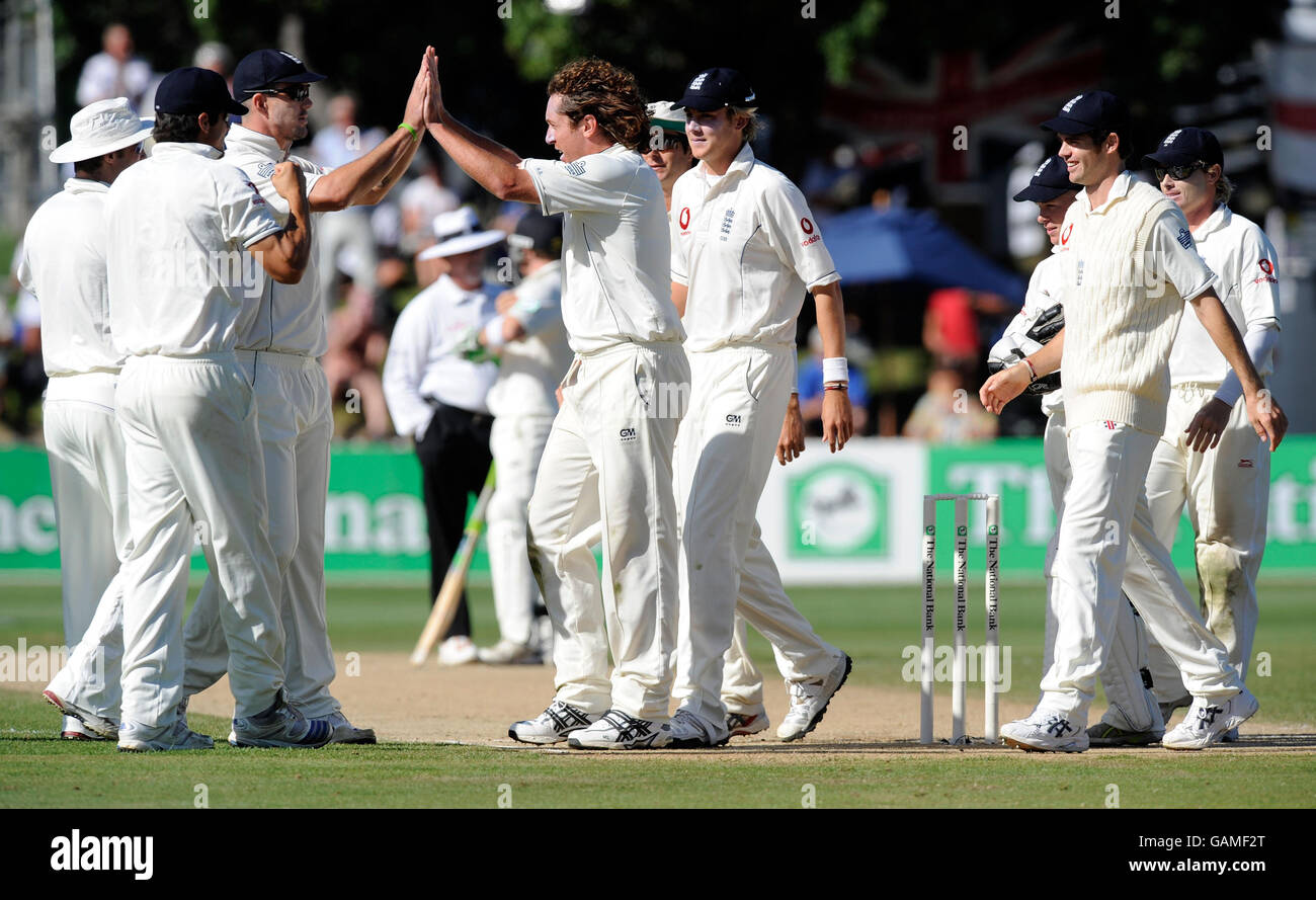 England's Ryan Sidebottom (centre) celebrates the wicket of New Zealand ...