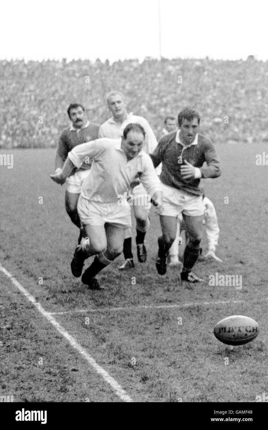 Englands philip judd l chases the loose ball hi-res stock photography ...