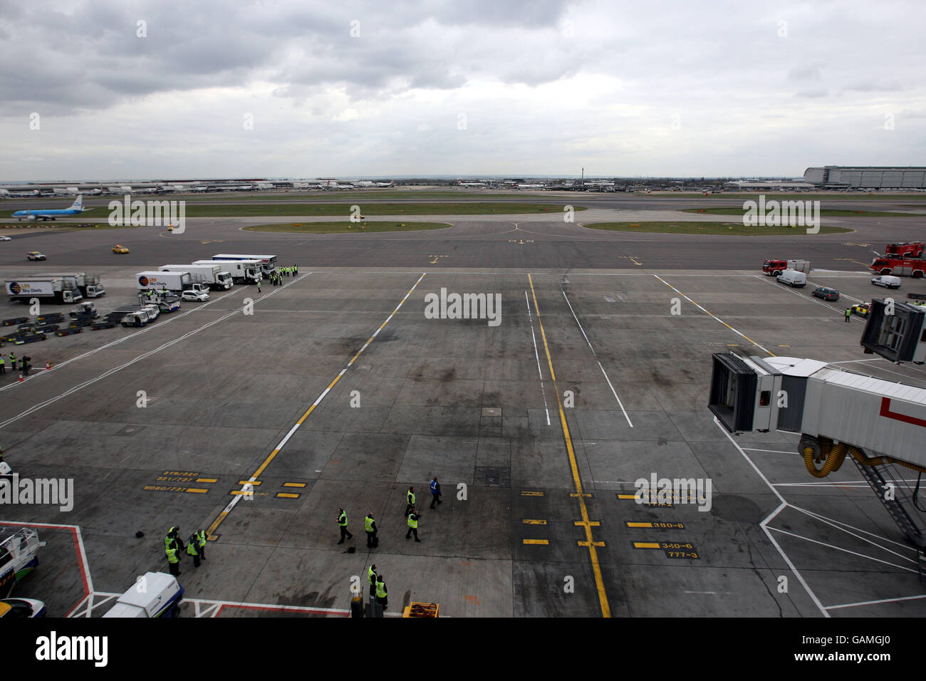 Airport gate plane hi-res stock photography and images - Alamy