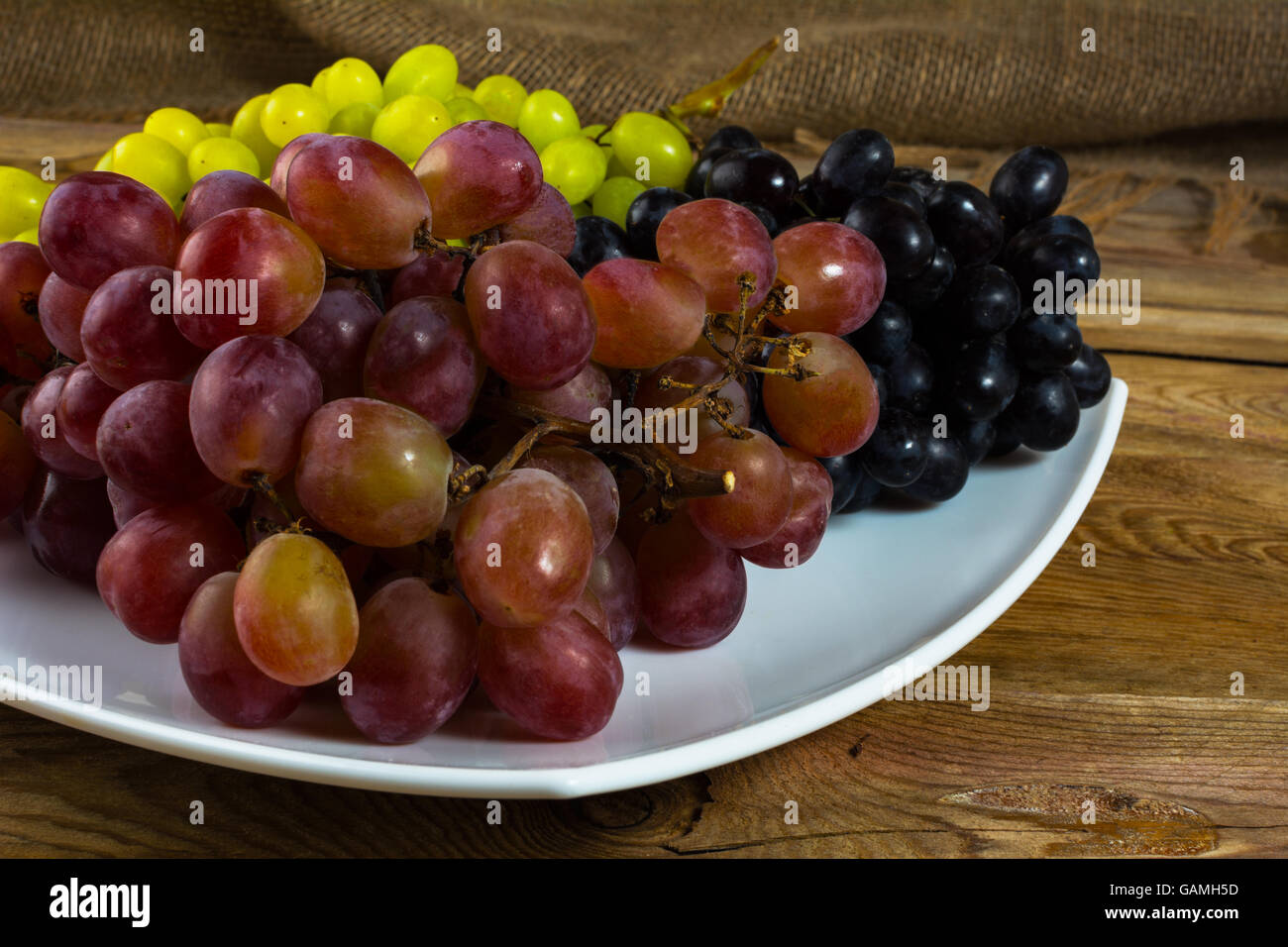 Dark grapes hi-res stock photography and images - Alamy