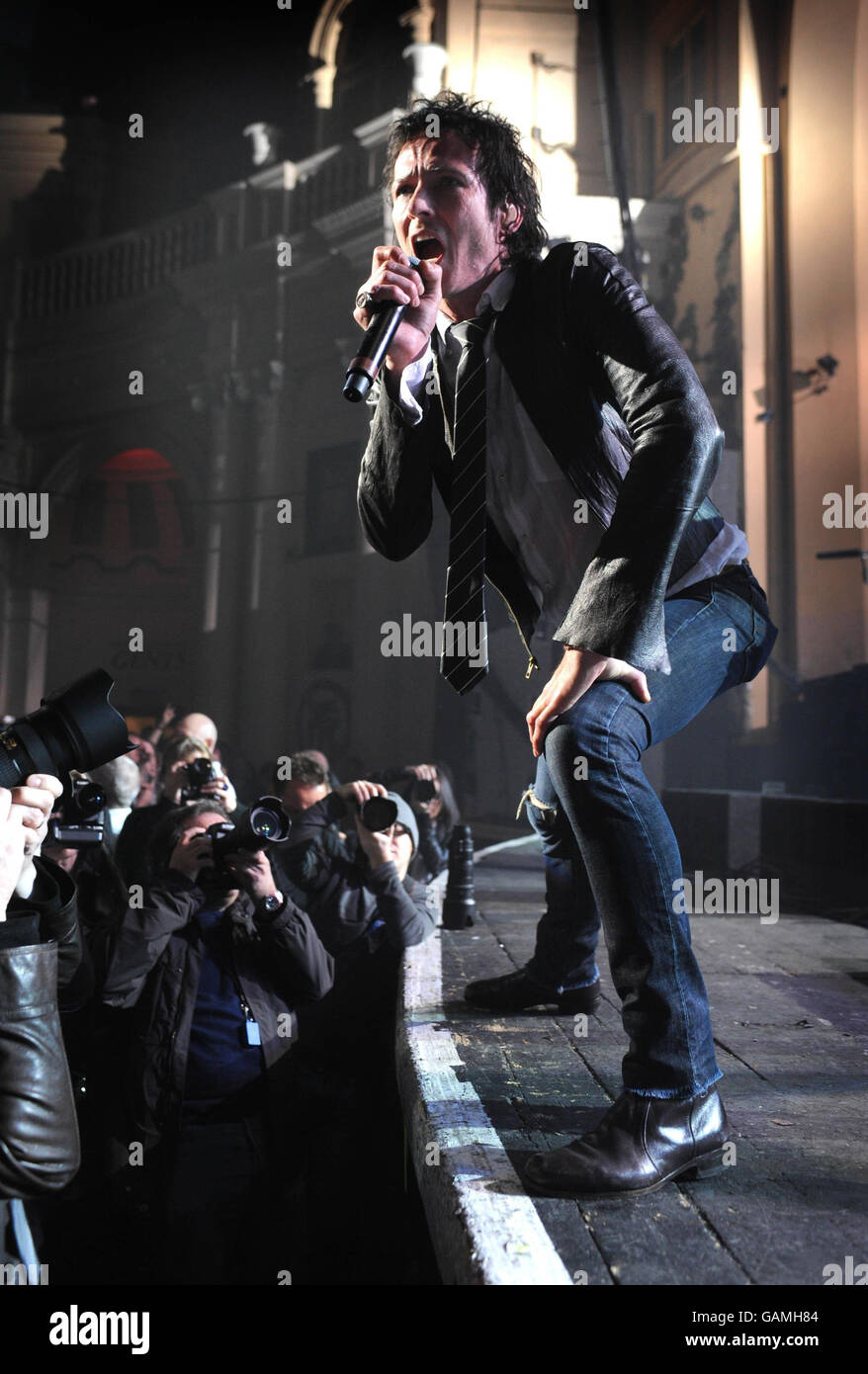 Velvet Revolver In Concert - London. The lead singer of Velvet Revolver ...
