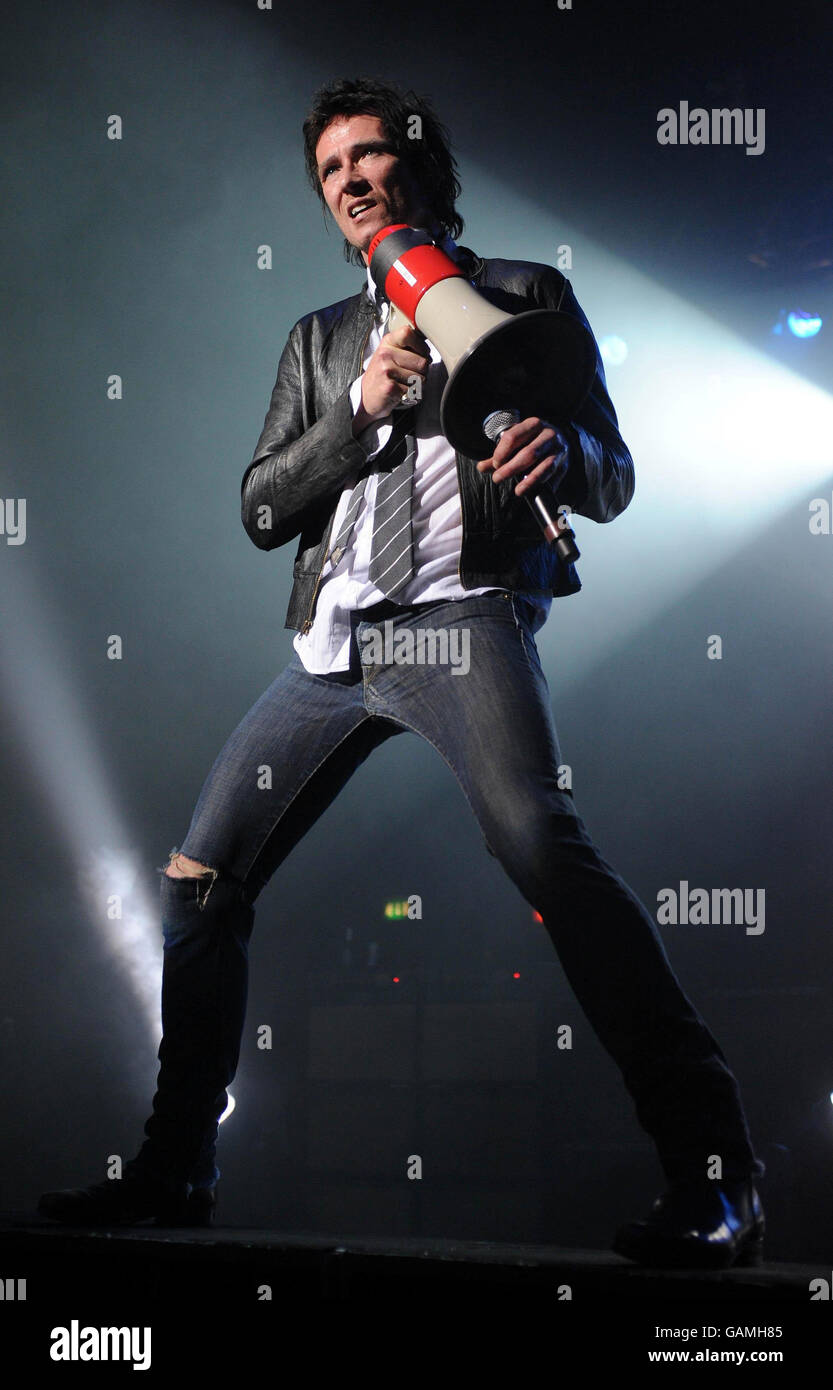 Velvet Revolver In Concert London High Resolution Stock Photography and ...