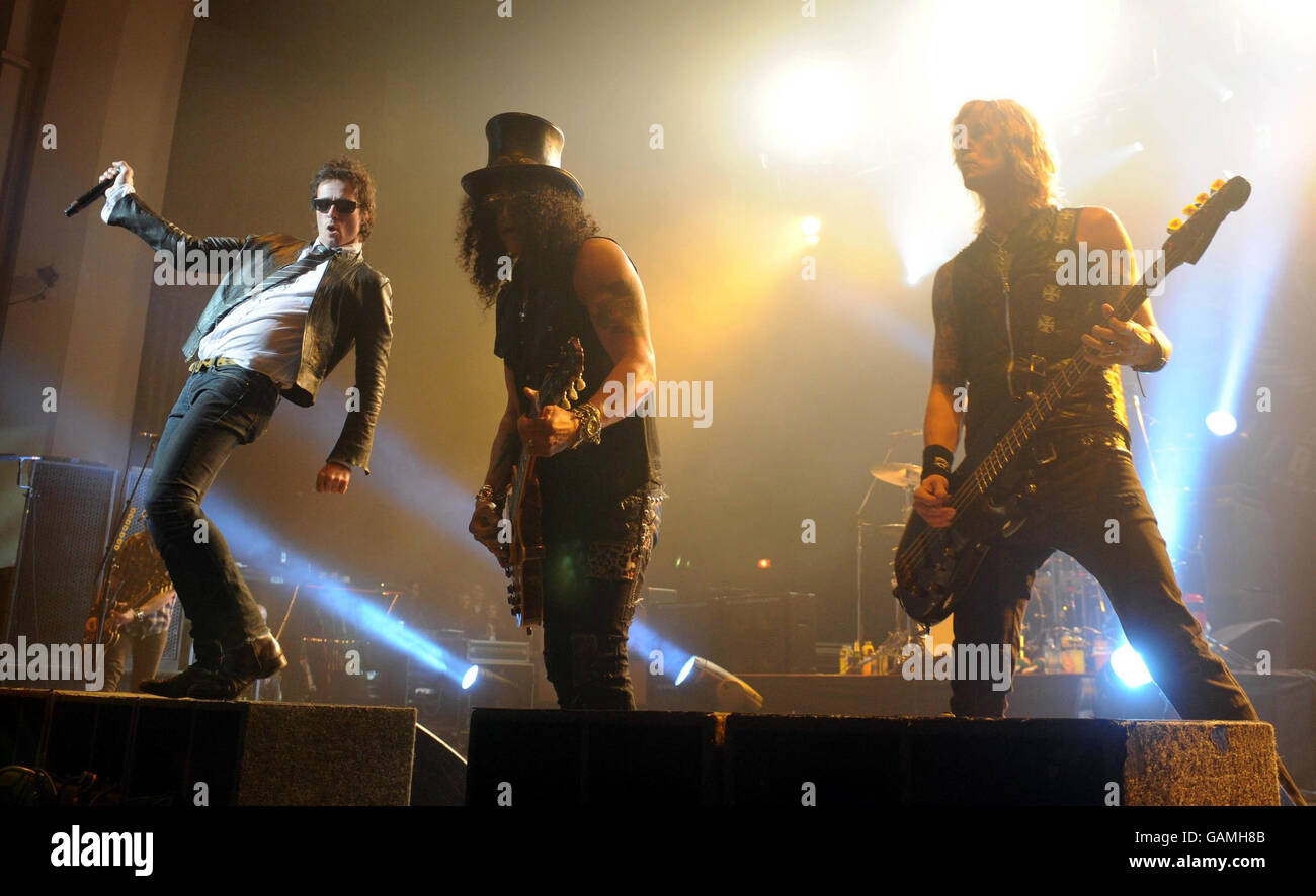 Scott Weiland (left) the lead singer of Velvet Revolver performing in ...