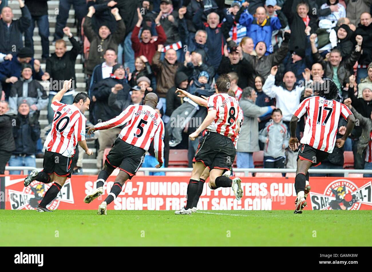 Sunderland playes celebrate Andy Reid (l) scoring the winning goal of ...