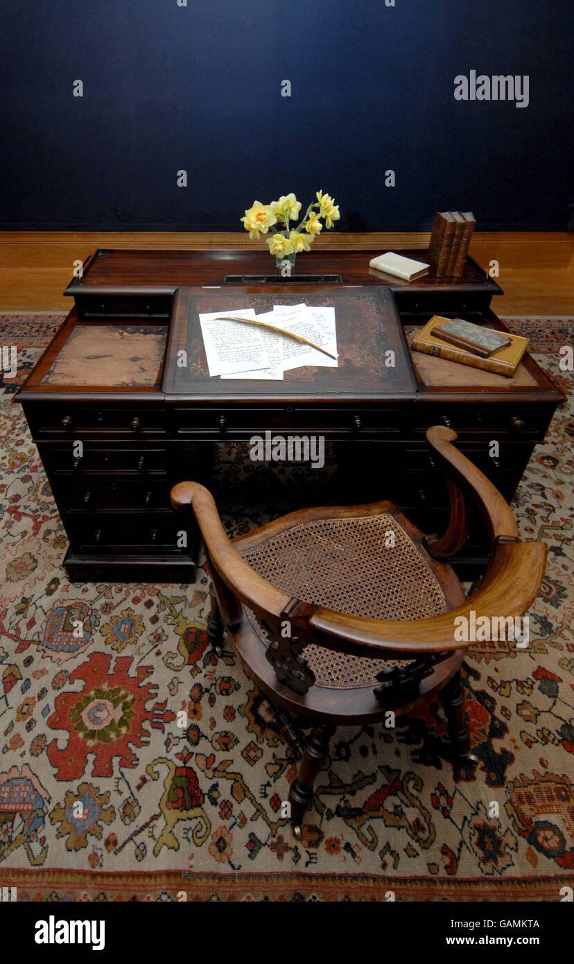 Charles dickens writing hi-res stock photography and images - Alamy