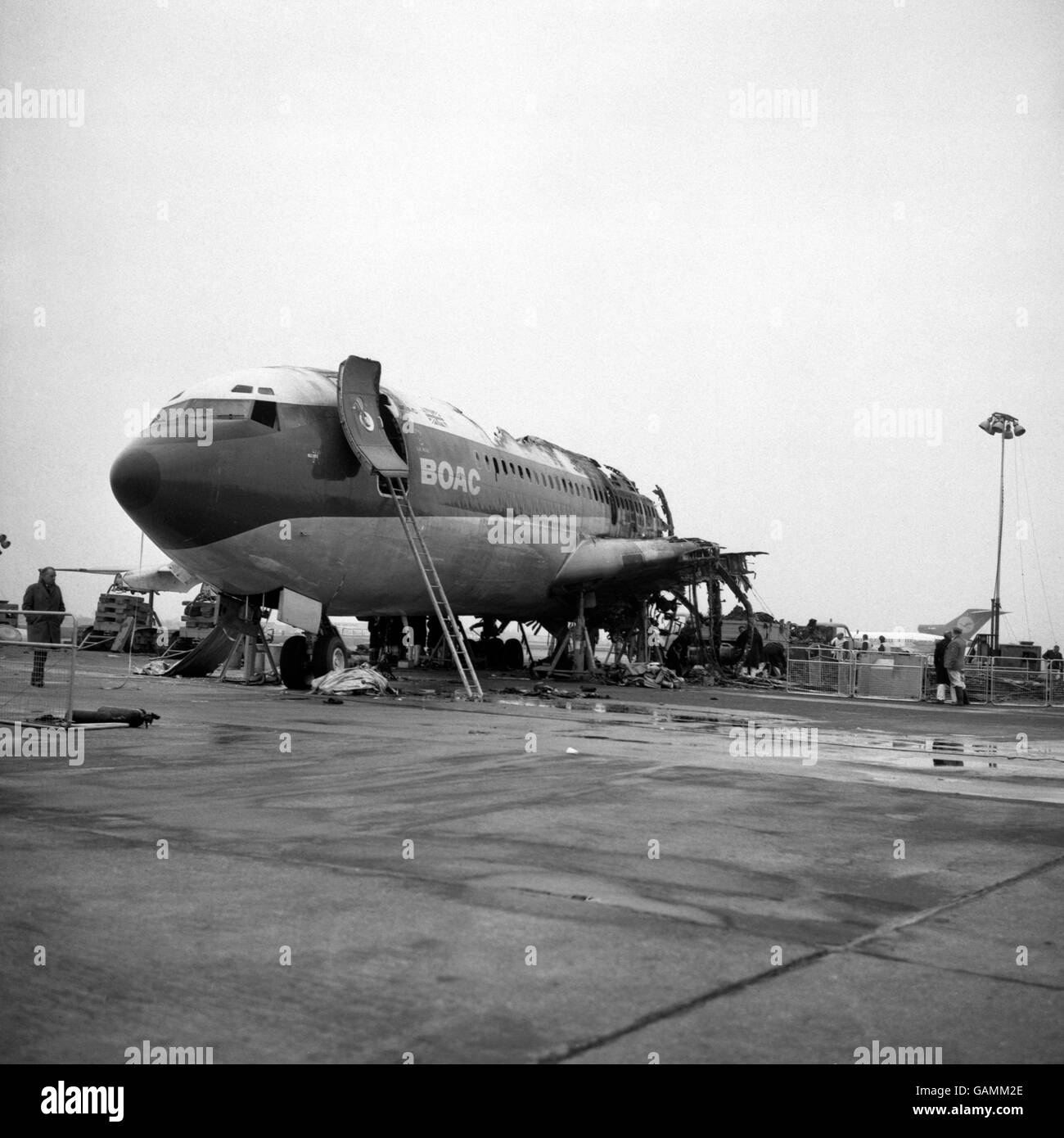 The burnt out shell of the giant jet BOAC Boeing 707 on the tarmac at ...