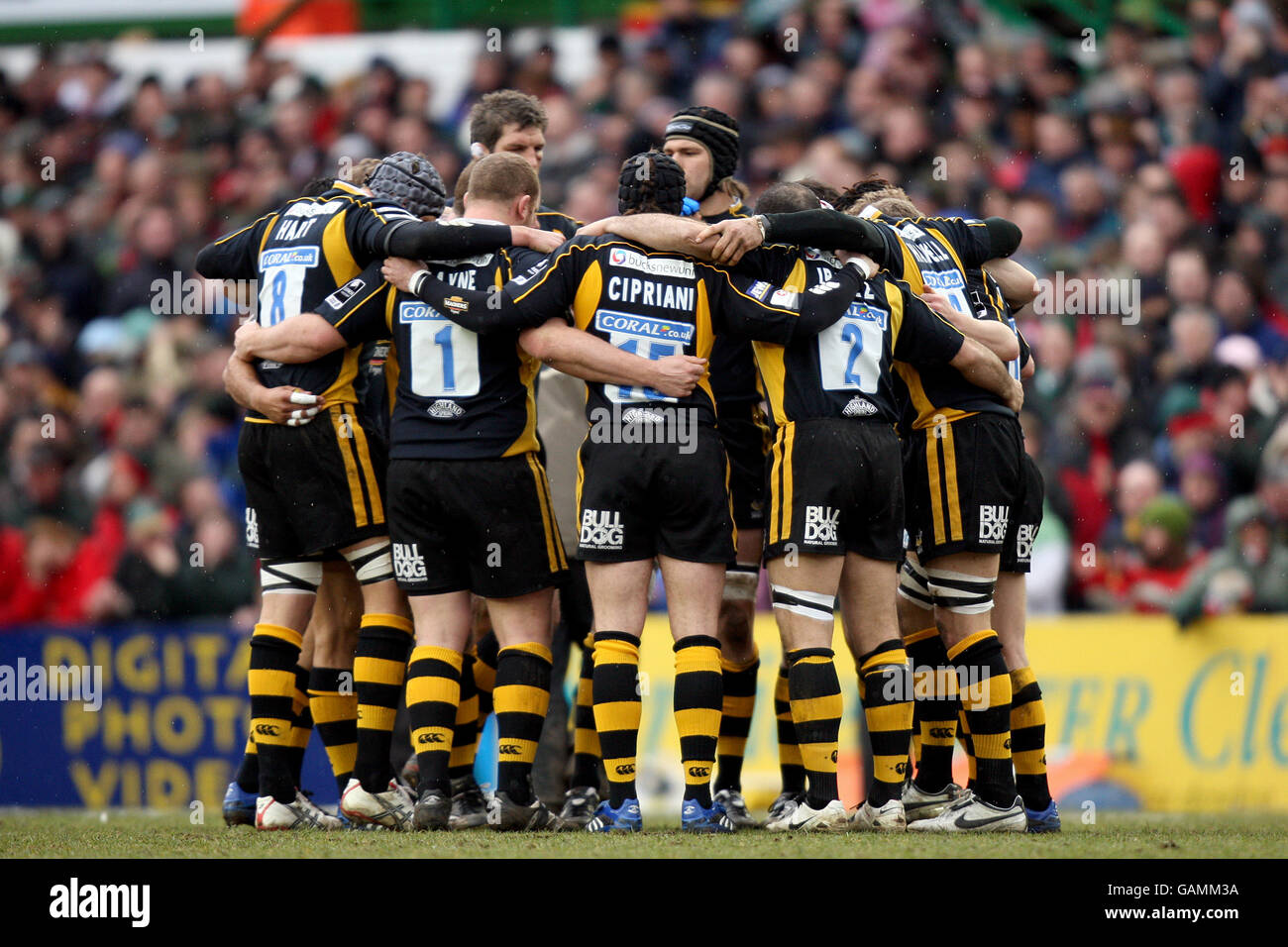The London Wasps players have a group huddle and team talk before kick ...
