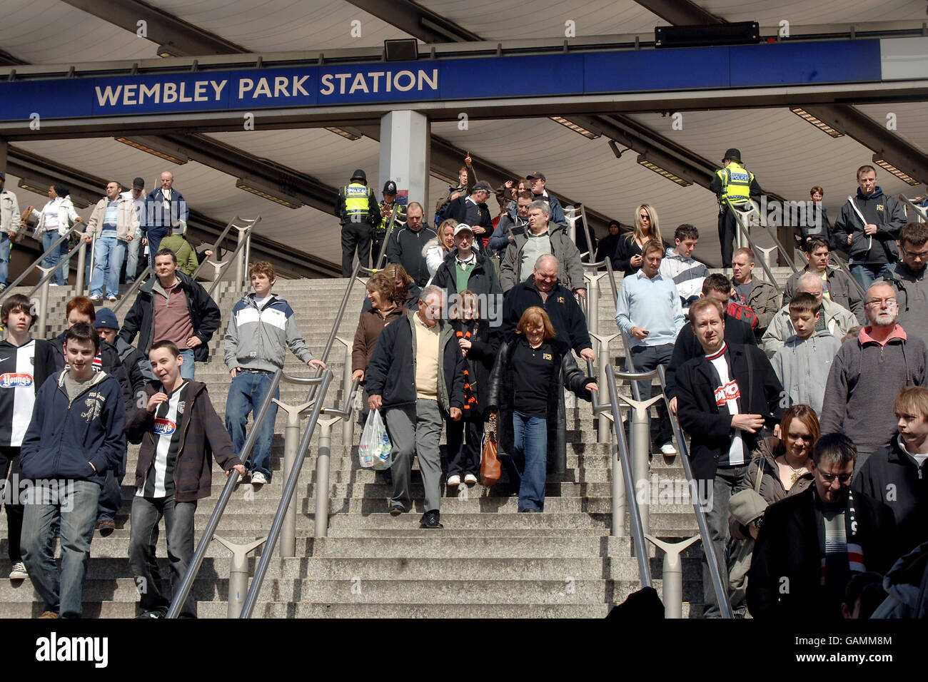 Wembley stadium station hi-res stock photography and images - Alamy