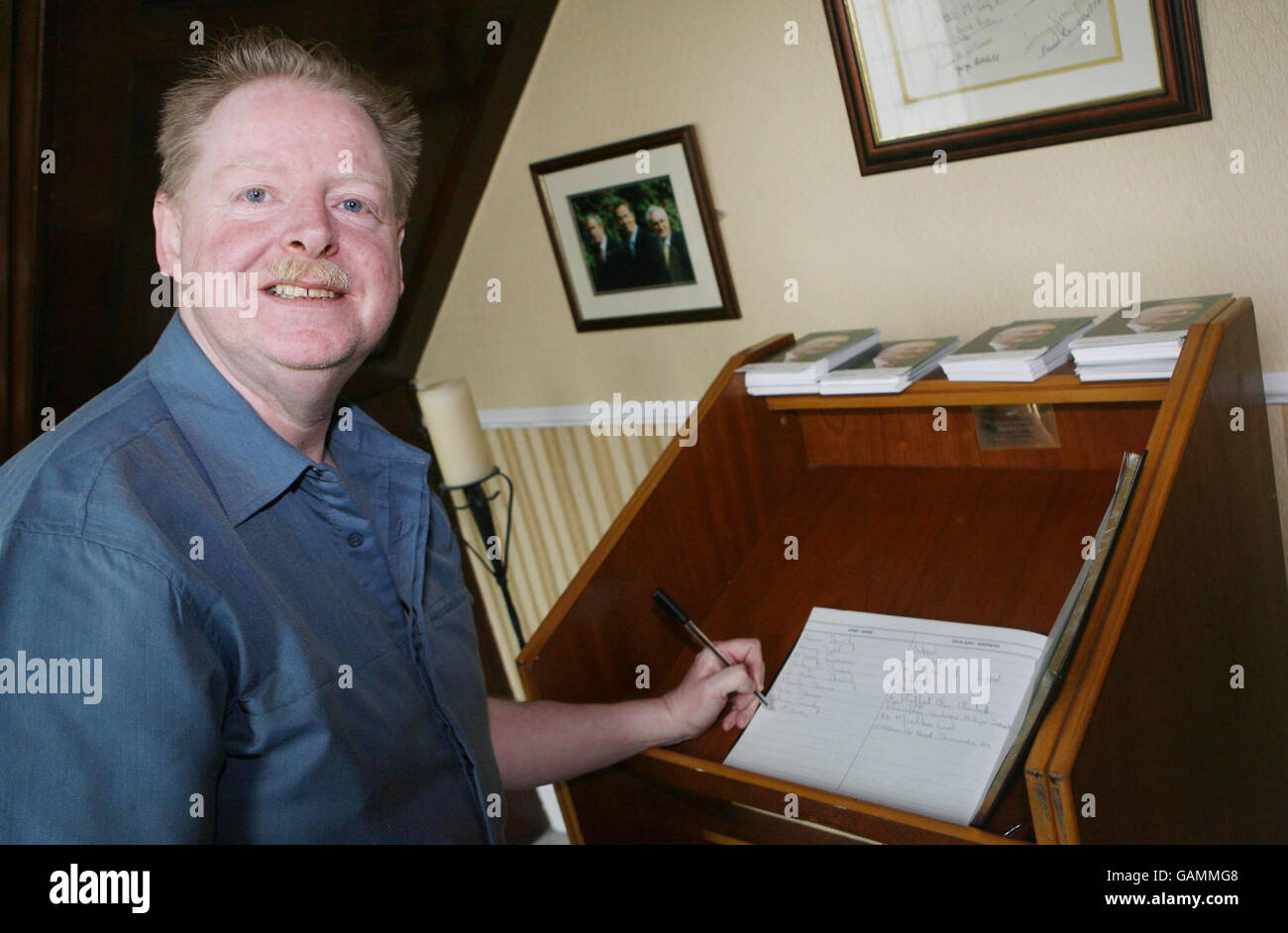 Alan hunter signs book support taoiseach bertie ahern st hi-res stock ...