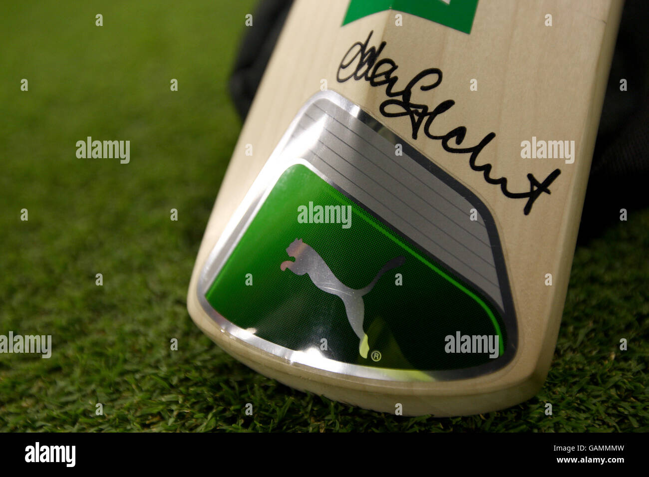 A puma bat signed by australias adam gilchrist hi-res stock photography ...