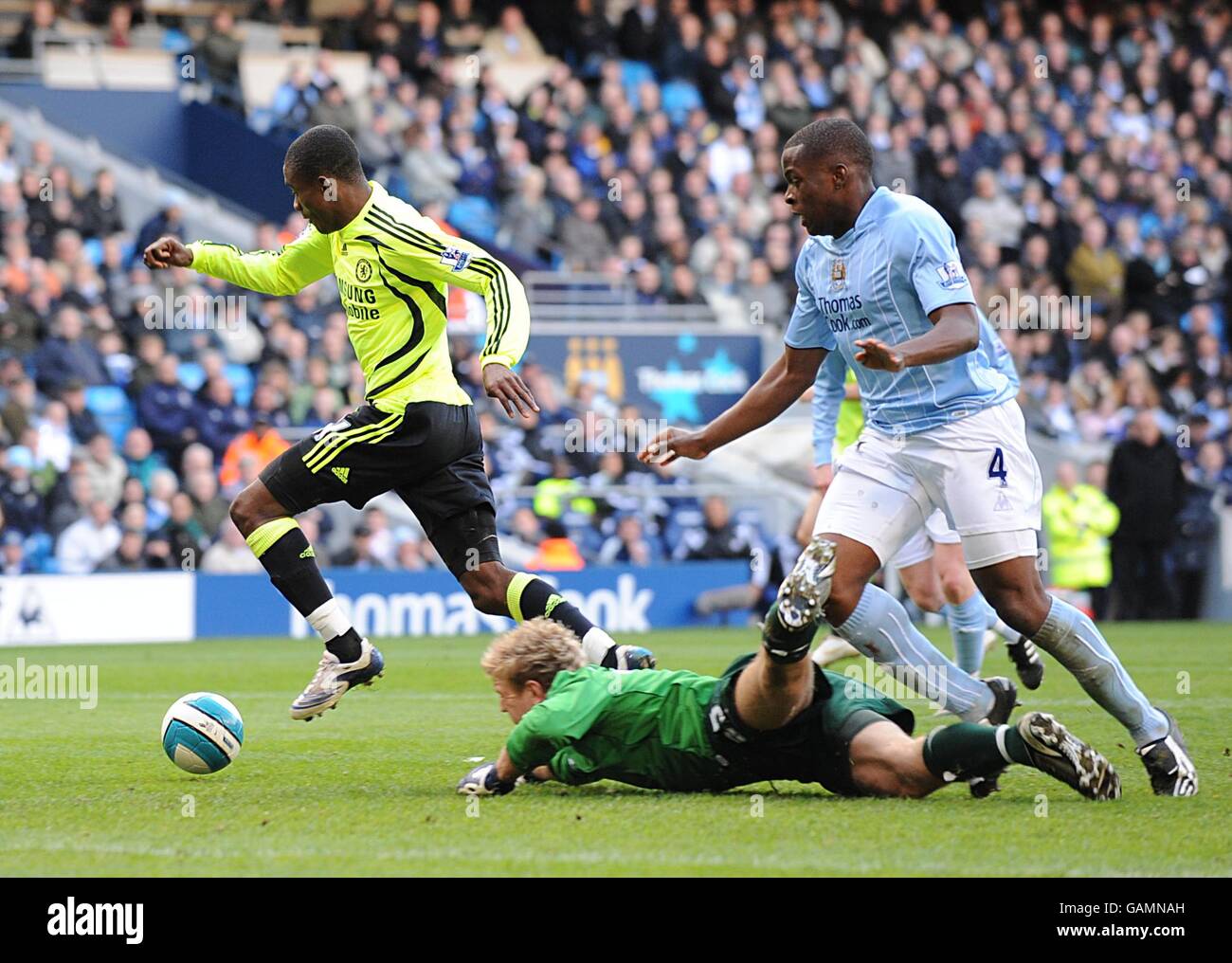 Chelsea's Salomon Kalou (l) goes past manchester City's goalkeeper Joe ...