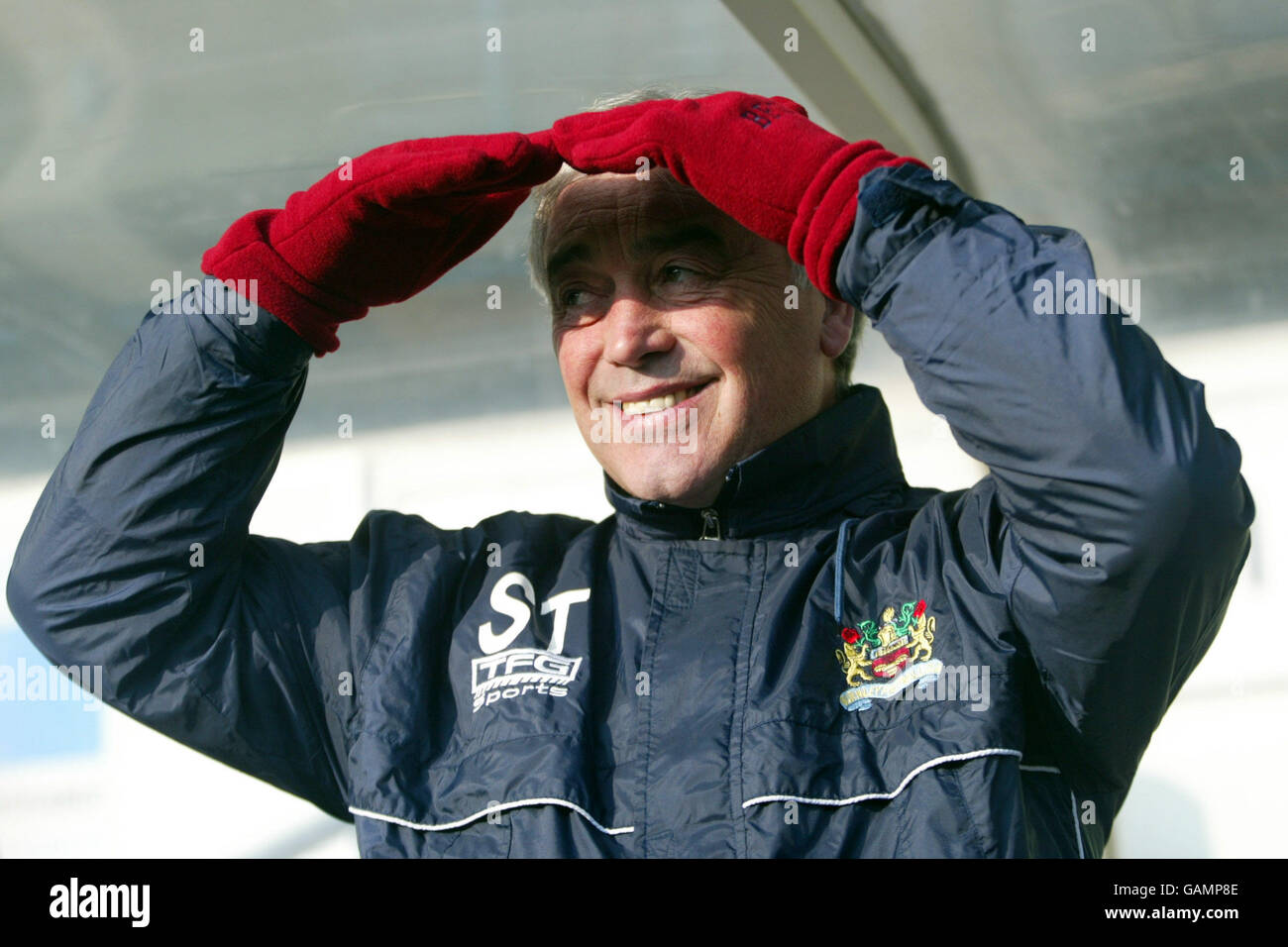 Burnley's manager Stan Ternent shades himself from the sun Stock Photo ...