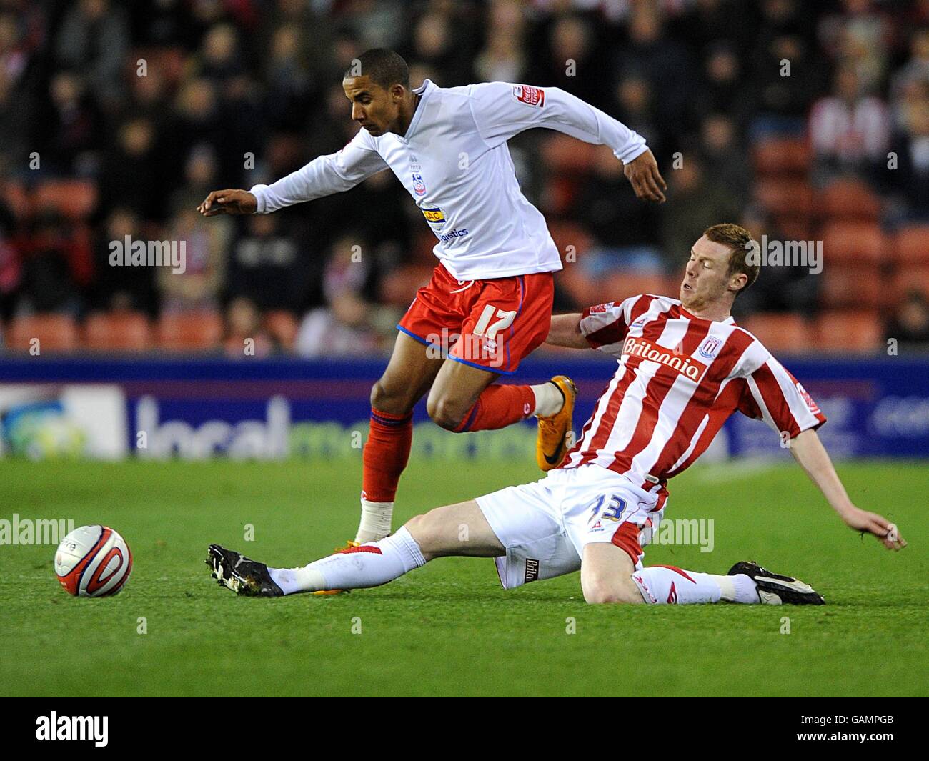 Stoke City's Stephen Pearson (r) and Crystal Palace's Scott Sinclair ...