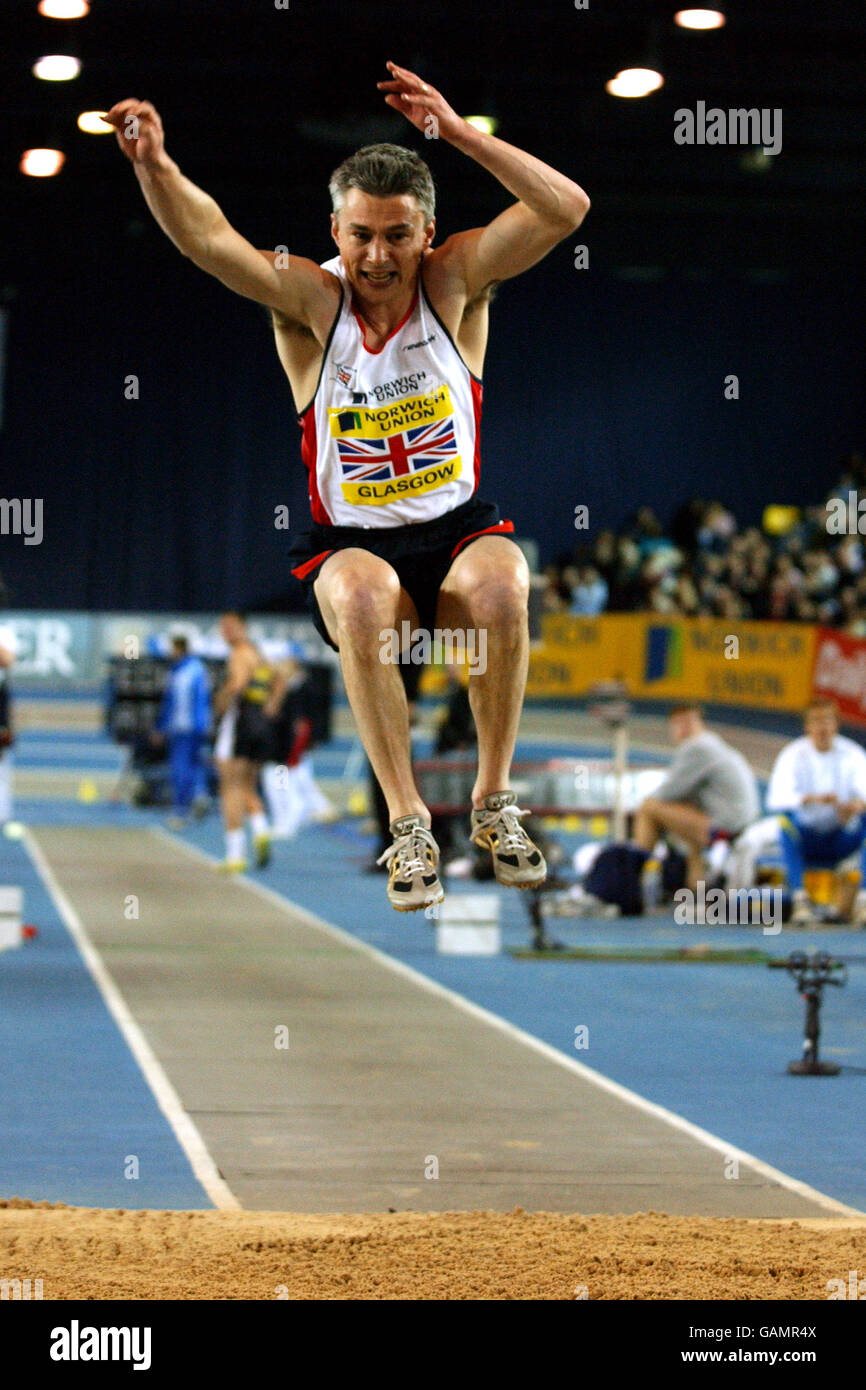 Great Britain's Jonathan Edwards in action during the triple jump Stock ...