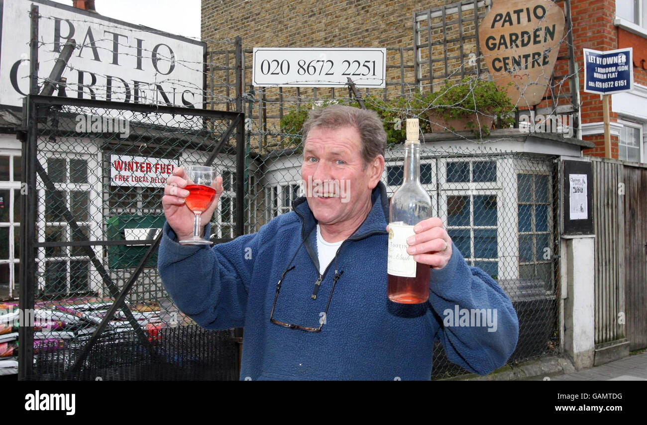 Local residents celebrate Tooting wine Stock Photo - Alamy