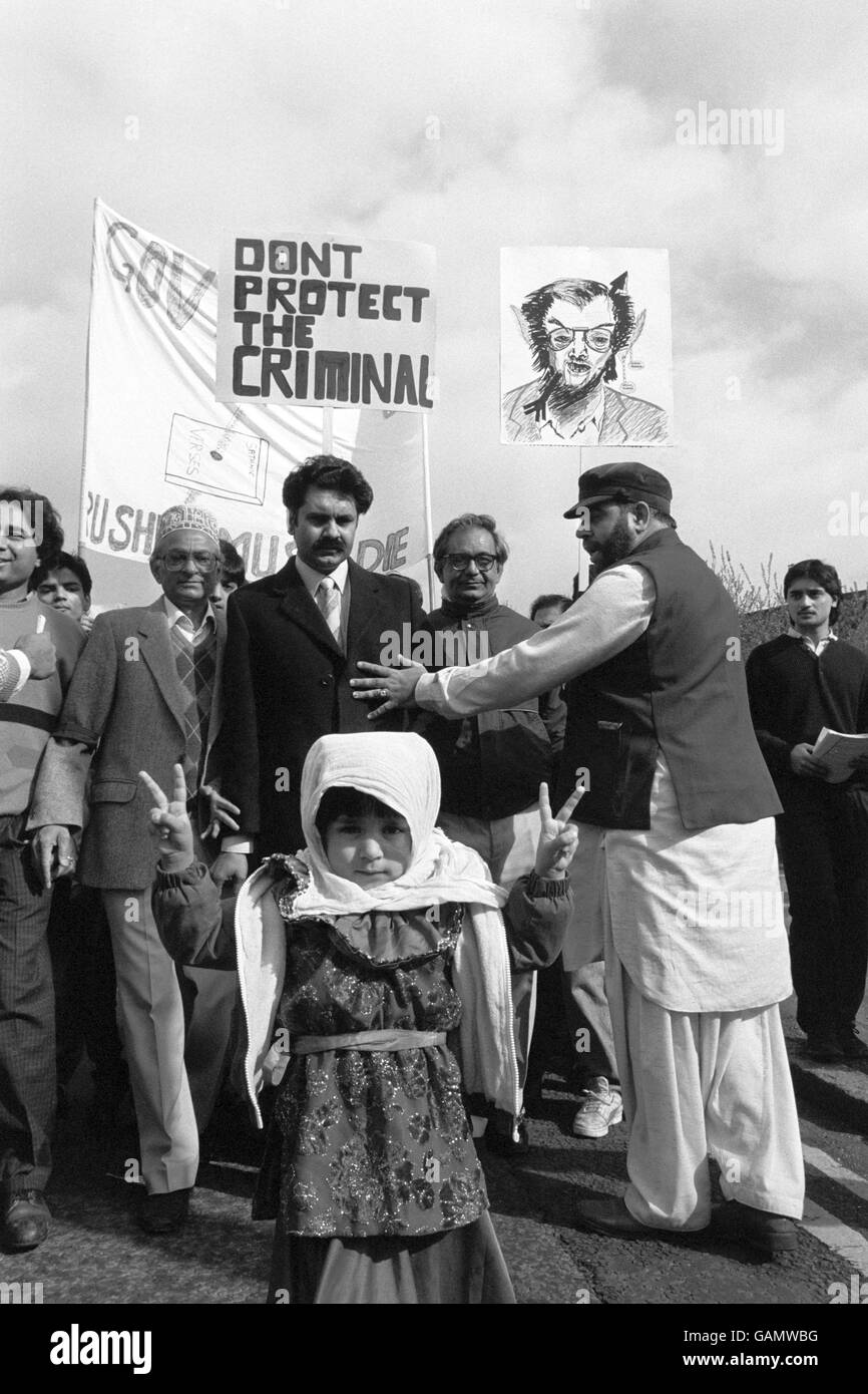 Muslims demonstration Black and White Stock Photos & Images - Alamy