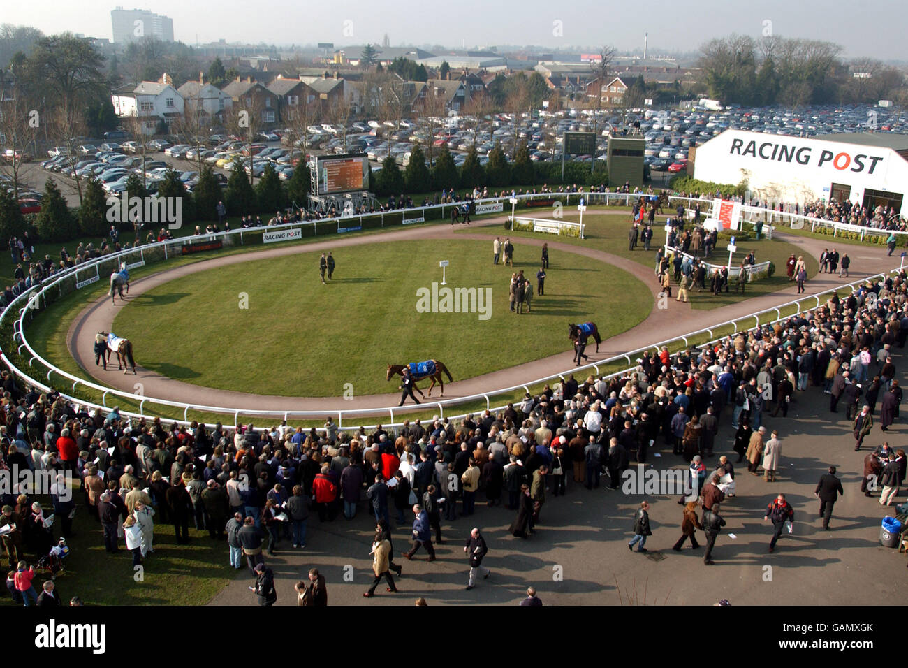 General view of the paddock at kempton park hi-res stock photography ...