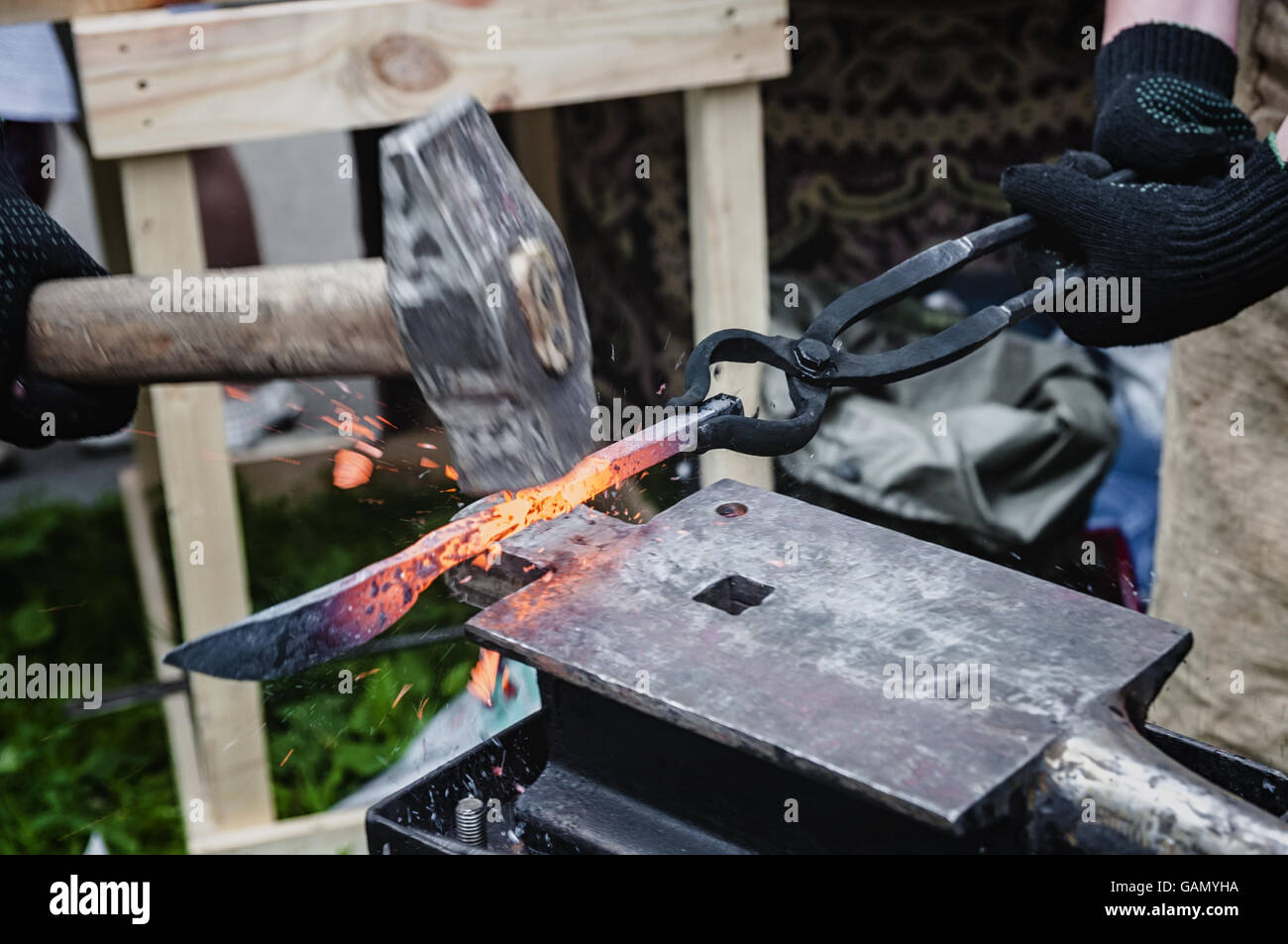 Anvil sparks hi-res stock photography and images - Alamy