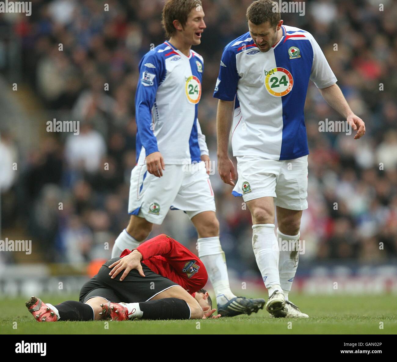 Manchester United's Cristiano Ronaldo lies injured and recieves abuse ...