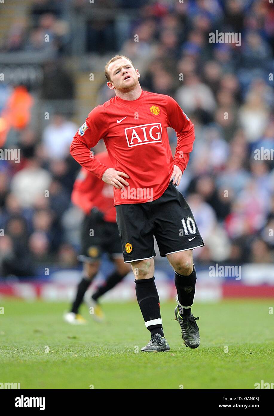 Manchester United's Wayne Rooney hobbles around slightly injured after ...