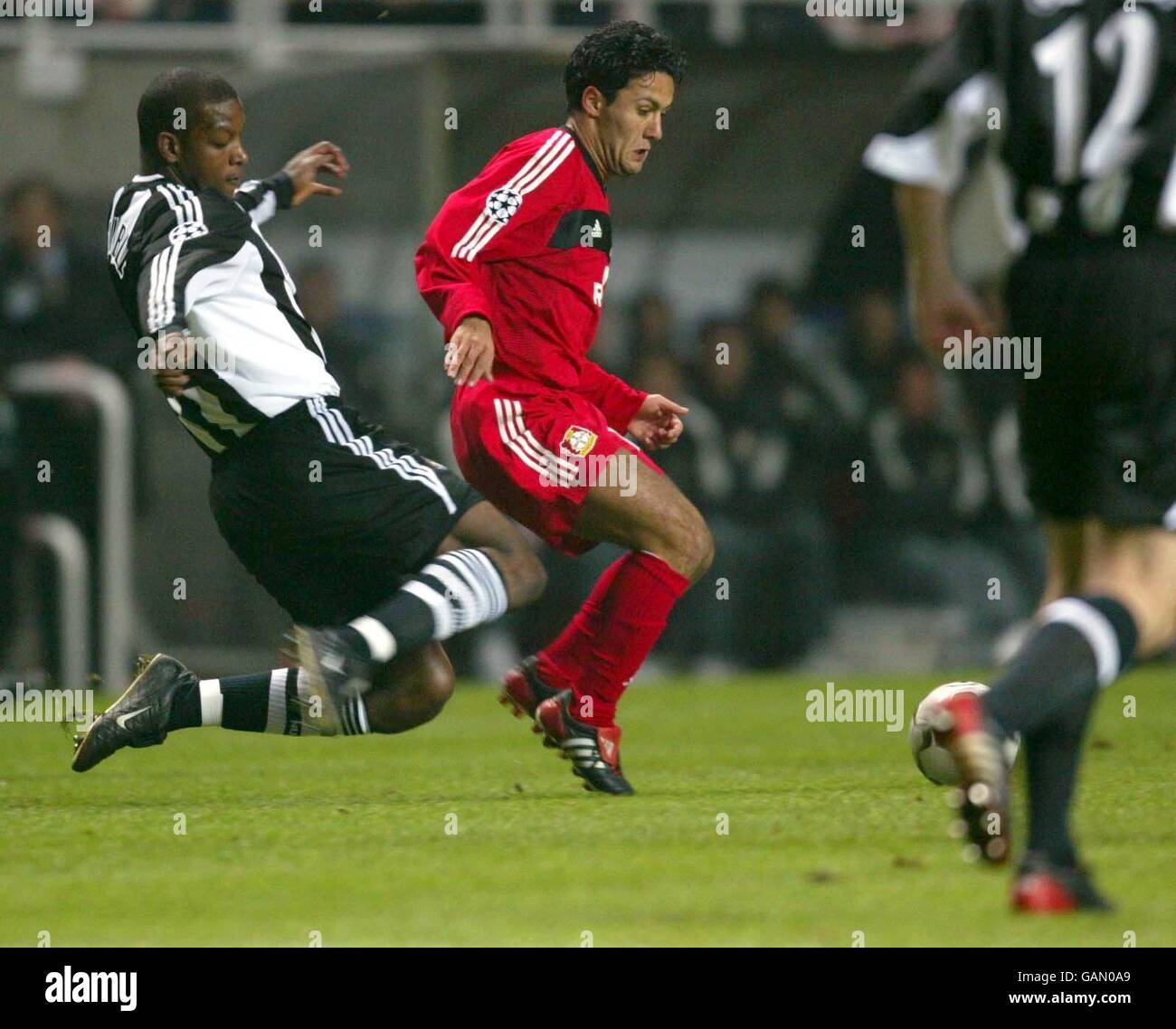 Bayer Leverkusen's Yildiray Basturk (r) is challenged from behind by ...