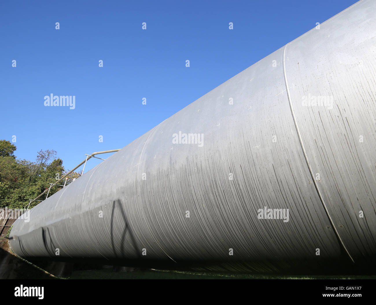 long huge pressure vessel for the storage of natural gas in the fuel ...