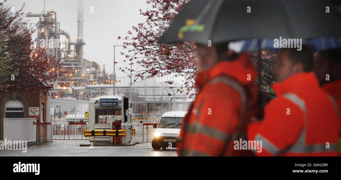 Oil refinery workers strike Stock Photo - Alamy