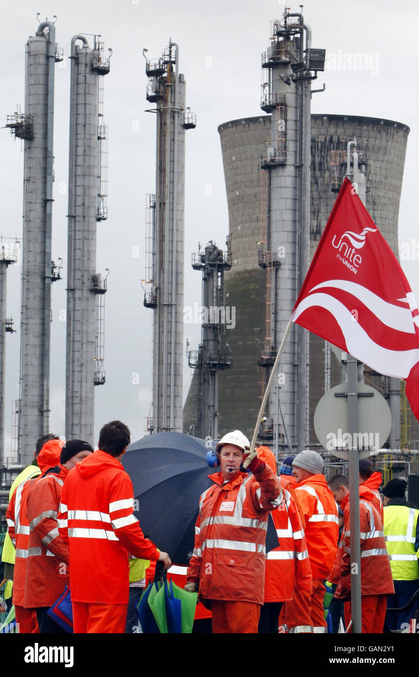 Oil refinery workers strike Stock Photo - Alamy