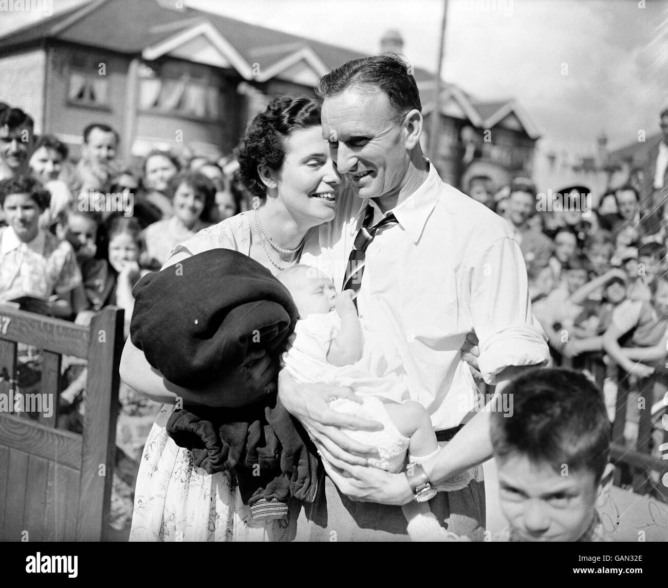 Valiant marathon runner Jim Peters (r) with his wife and baby girl ...