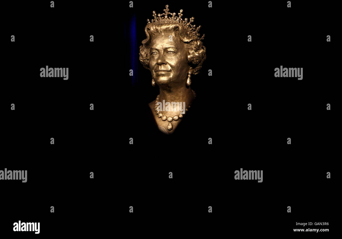 The new bronze statue of Britain's Queen Elizabeth II which was ...