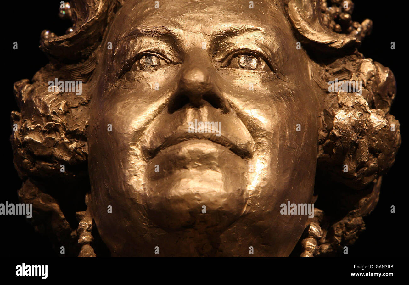 The new bronze statue of Britain's Queen Elizabeth II which was ...