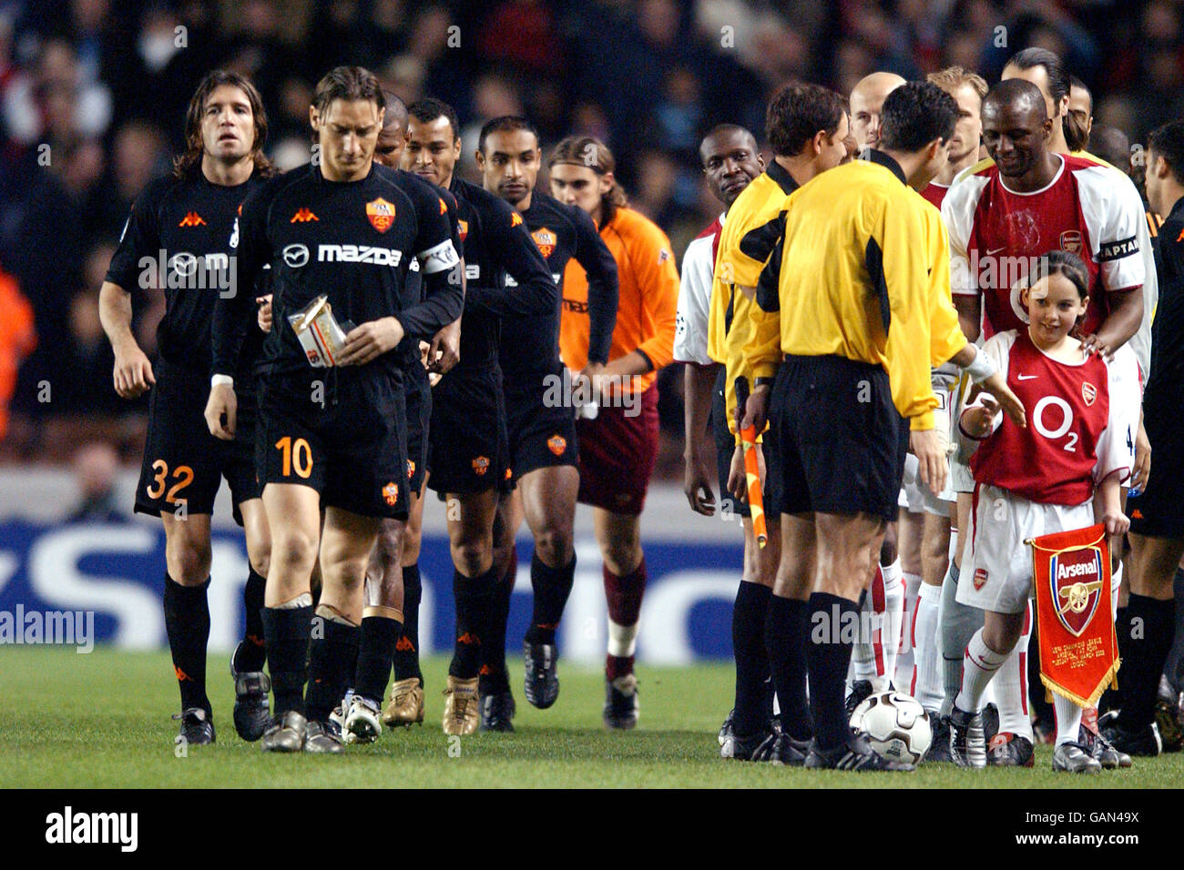 The Arsenal and Roma players line up prior to the game Stock Photo - Alamy