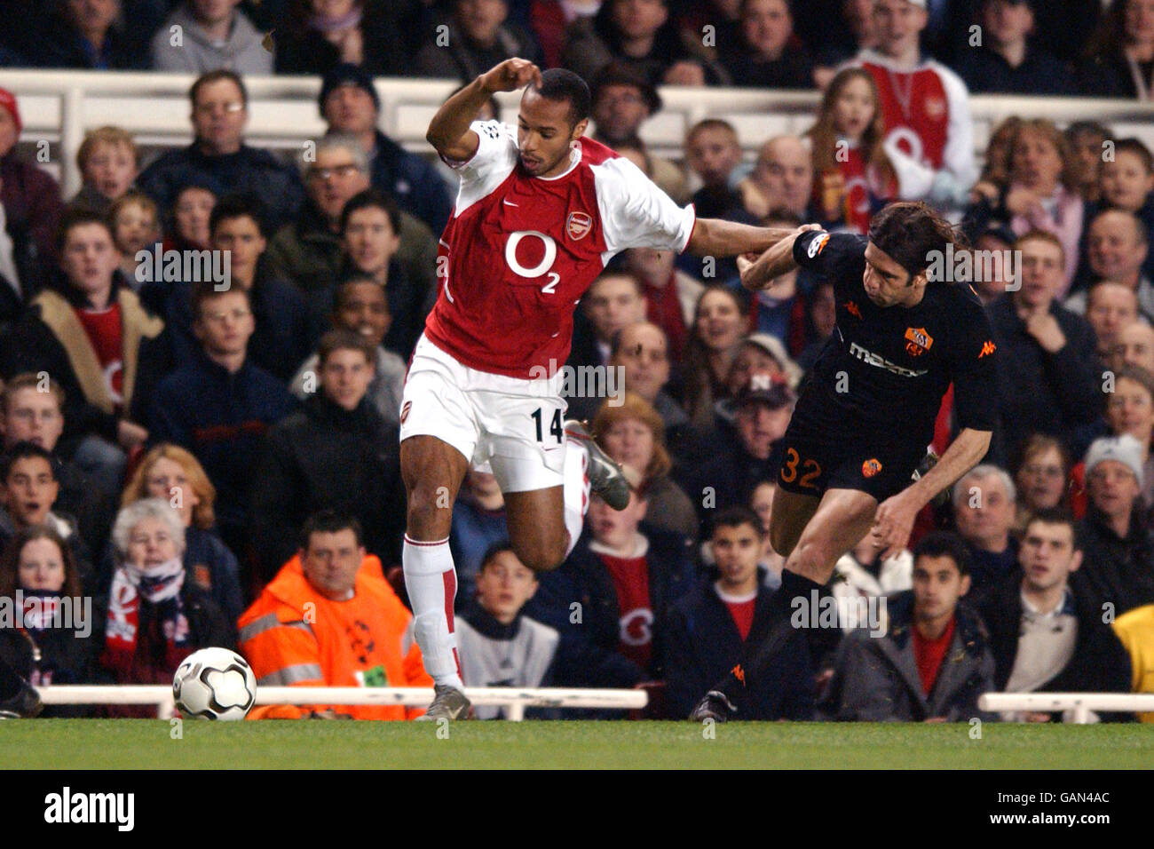Arsenals thierry henry l takes on romas vincent candela hi-res stock ...